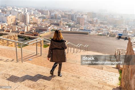 세로 산 크리스토발과 알메리아 시를 배경으로 걷는 젊은 관광객 안달루시아 스페인 지중해의 코스타 델 솔 40 44세에 대한 스톡