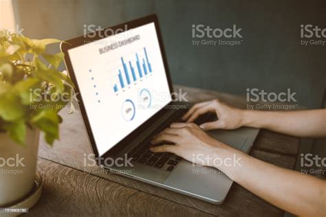 랩톱 컴퓨터로 작업하는 비즈니스 우먼 개념에 대한 스톡 사진 및 기타 이미지 개념 그래프 금융 Istock