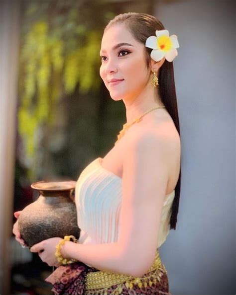 ដូចគំនូរអញ្ចឹង វ័យច្រើនយ៉ាងណាក៏ តារាជើងចាស់ លី ម៉ារីណា នៅតែផូរផង់