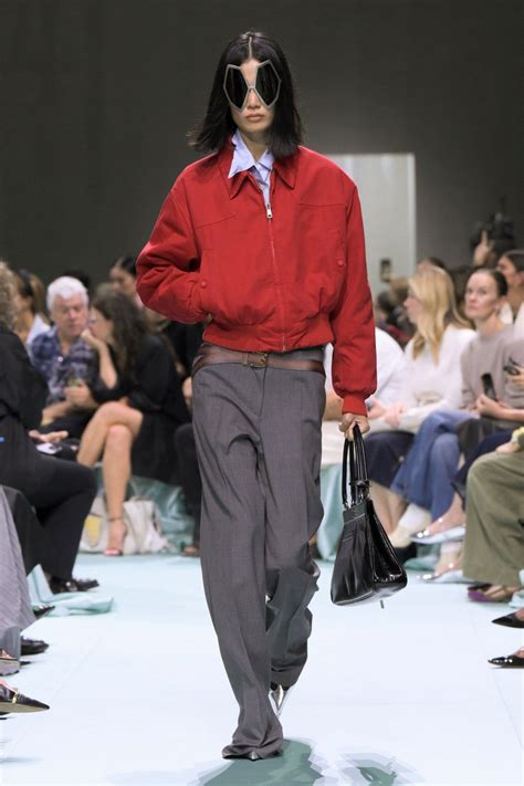 Prada Spring 2025 Ready To Wear Collection 2024 여름 패션 트렌드 의상 코디 레디 투 웨어