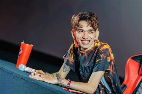 អ្នកគាំទ្រកំពុងរកមុខ ជនខិលខូចដែល គប់ទឹកកក G Devith ពេលកំពុងច្រៀង