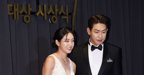 Md포토 홍재경 아나운서 드레스가 밟히네