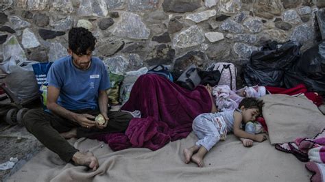 Cinco Migrantes Detenidos Por Incendio En Campo De Refugiados Minuto Neuquen