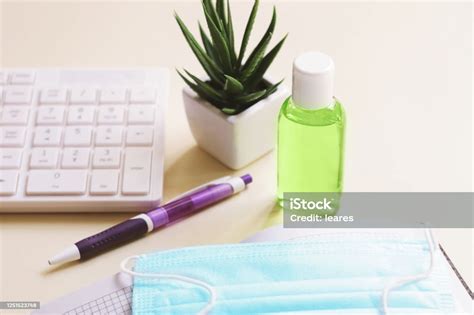 코로나바이러스 제한 제거 조건의 사무실 작업 컴퓨터 일회용 얼굴 마스크 및 알코올 기반 손 소독제 젤이있는 데스크탑 0명에 대한 스톡 사진 및 기타 이미지 Istock