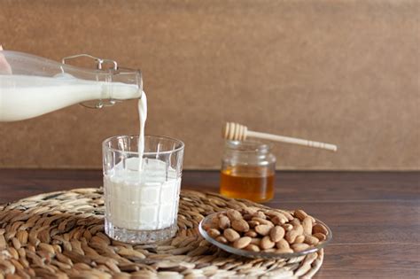 아몬드 견과류와 꿀을 곁들인 유리에 들어있는 신선한 유기농 아몬드 우유 건강한 식생활 개념 갈색에 대한 스톡 사진 및 기타 이미지 Istock