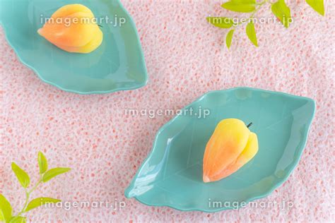 ホオズキの和菓子の和紙背景の写真素材 [200605926] イメージマート