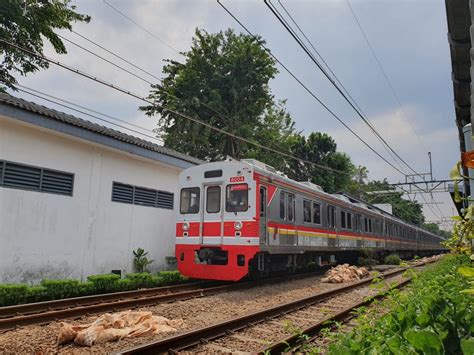 GALERI Transisi Livery KRL Commuter Line Ada Yang Belang Belang Lho
