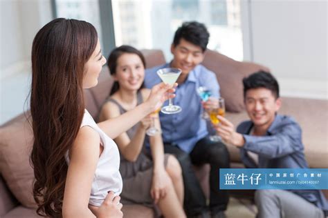 快乐的年轻人在客厅喝鸡尾酒 蓝牛仔影像 中国原创广告影像素材