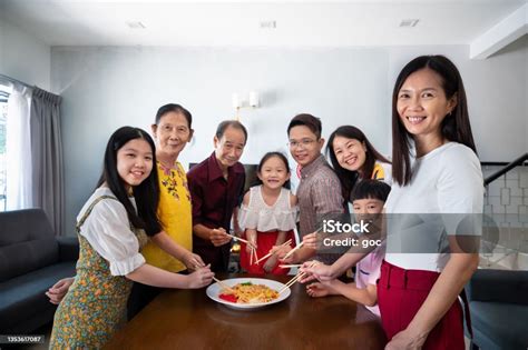 번영 전통 음식 루 상 와 함께 중국 새해를 축하하는 다세대 아시아 중국 가족 음력설에 대한 스톡 사진 및 기타 이미지
