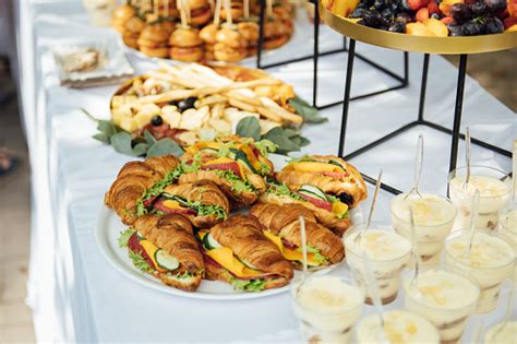 웨딩 케이크 테이블 배경 달콤하고 맛있는 레스토랑 디저트 뷔페 파티에 맛있는 음식 0명에 대한 스톡 사진 및 기타 이미지 0
