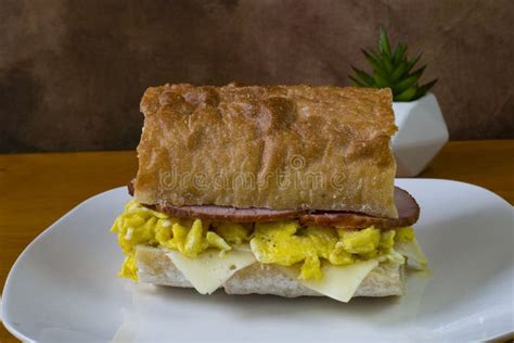 Sándwich De Huevo Revuelto Con Tocino Canadiense Imagen De Archivo