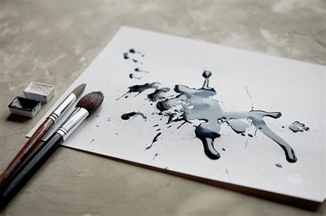 검은색과 흰색 페인트의 팔레트입니다 한 장의 검은 염료 잉크와 백색 아트지 0명에 대한 스톡 사진 및 기타 이미지 0명
