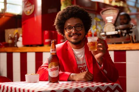 Humorista baiano João Pimenta estrela campanha de verão da cerveja