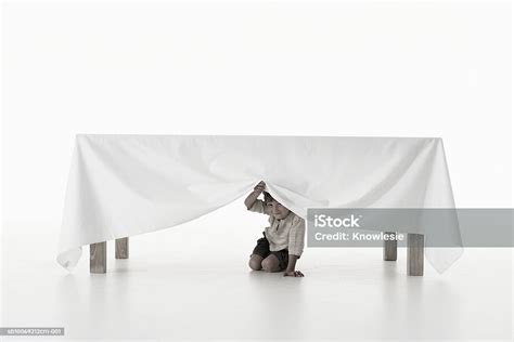 남자아이 엿봄 메트로폴리스 Under 식탁보 스튜디오 슛 포트 4 5세에 대한 스톡 사진 및 기타 이미지 4 5세 사진