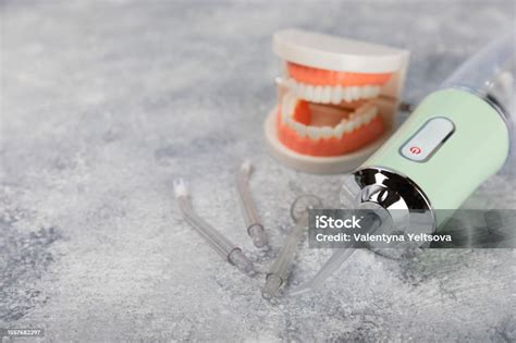 파란색 배경에 전자 구강 세정기 칫솔 페이스트 치실 및 구강 세정제 구강 위생을위한 치과 도구 전기 치간 청소기 치과용 물 샤워