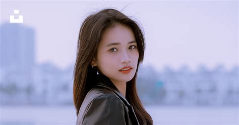 한 여자가 해변에 앉아 사진을 찍기 위해 포즈를 취하고 있다 사진 Unsplash의 무료 여자 이미지