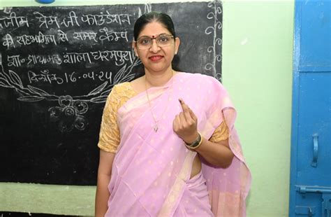 मुख्य निर्वाचन पदाधिकारी श्रीमती रीना बाबासाहेब कंगाले ने किया मतदान