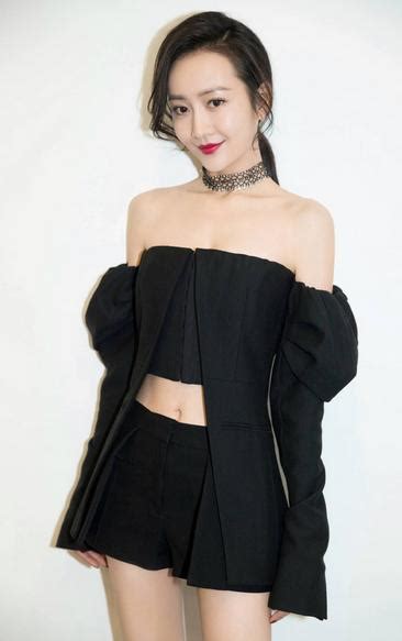 王鷗奇葩穿衣惹眼，網友：不管怎麼穿都要為這雙腿瘋狂打call！ 每日頭條