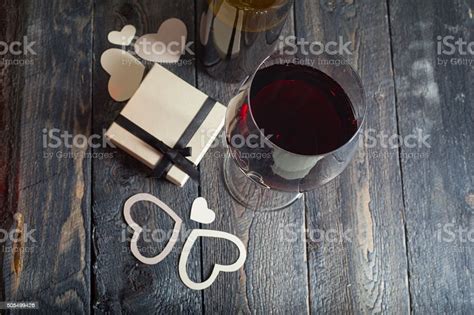 유리컵 레드 와인 및 선물 나무 배경기술 계절에 대한 스톡 사진 및 기타 이미지 계절 공휴일 따르기 Istock