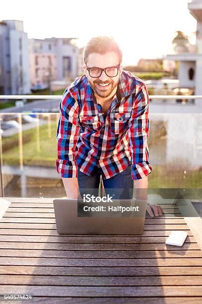 남성 사업가 재택근무 랩톱 입석 있는 발코니 건축가에 대한 스톡 사진 및 기타 이미지 건축가 고용과 노동 금융 Istock