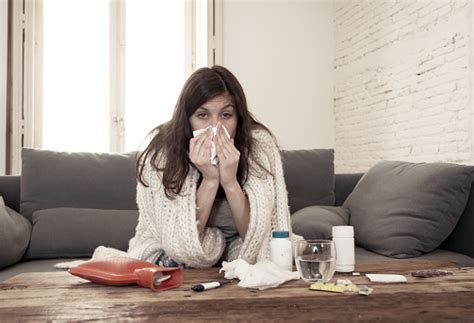 의료 독감 두통으로 몸이 좋지 않은 아픈 매력적인 여성은 코가 고온으로 피로감을 느끼고 불안하게 출근할 수 없는 표지판을 들고 도움을 요청합니다 가정 생활에 대한 스톡 사진