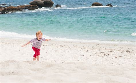 반바지와 맑은 날에 바다 옆 모래 사장에서 실행 되는 T 셔츠에 행복 5 년 오래 된 소년 건강한 생활방식에 대한 스톡 사진 및 기타 이미지 건강한 생활방식 남성