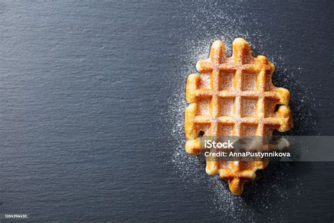 벨기에 와플과 아이싱 슈가 슬레이트 배경입니다 공간을 복사합니다 맨 위 보기 검정색 배경에 대한 스톡 사진 및 기타 이미지 검정색 배경 와플 슬레이트 Istock