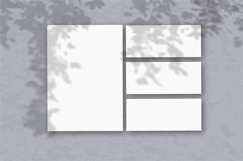 회색 벽에 흰색 질감 종이의 여러 수평 및 수직 시트 식물 그림자와 모형 오버레이 자연광이 나무의 나뭇잎에서 그림자를 투사합니다 0명에 대한 스톡 벡터 아트 및 기타 이미지