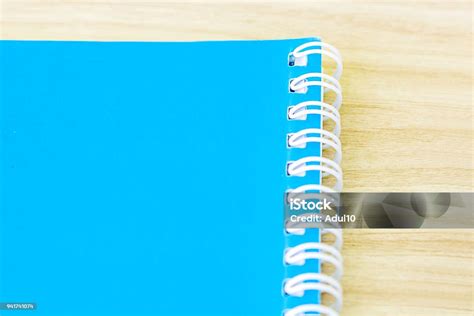 빈 블루 책 빈 커버 책 나선형 편지지 학교 교육 사업 아이디어도 서 표지 디자인 노트 패드 메모에 나무 배경에 대 한 제공합니다 개체 그룹에 대한 스톡 사진 및 기타