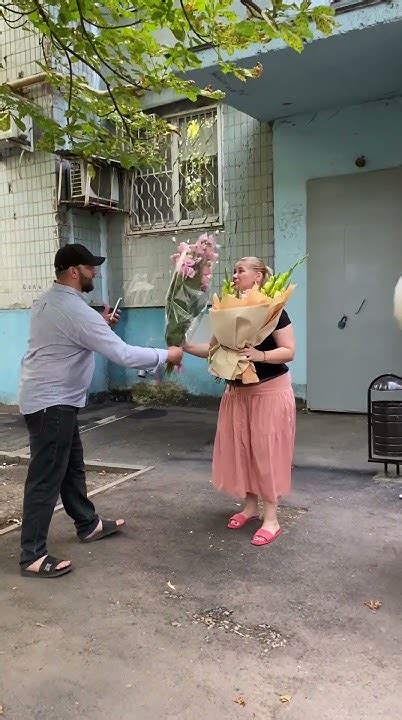 Мишка Умка с букетом цветов спешит поздравить с Днем рождения деньрождения белыймишка