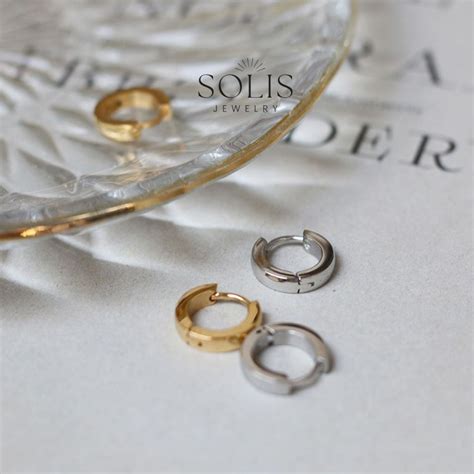 Solis ต่างหูห่วงทอง 18k แบบเรียบง่ายไม่ทำให้หมอง • ต่างหูฮักกี้ส์เรียบ