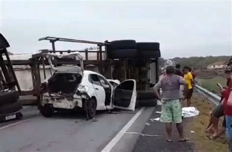 Tombamento De Carreta Resulta Em Acidente Com Vítima Fatal Entre