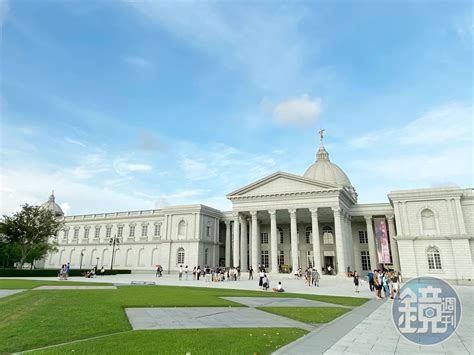全台唯一星巴克進駐博物館開幕 坐在純白宮殿優雅喝咖啡 鏡週刊 Mirror Media
