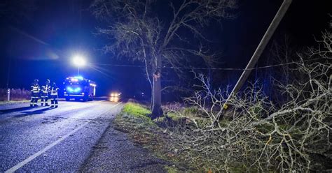 Tugev Tuul Painutas Elektriliini Maantee Kohale