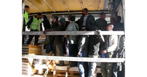 Хванаха 30 души от Гърция за Германия укрити в тайници