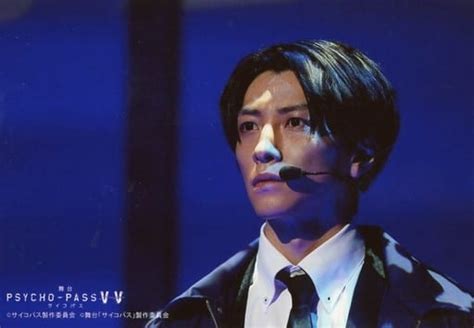 駿河屋 【買取】鈴木拡樹九泉晴人ライブフォト・横型・バストアップ・レイドジャケット・左向き・両手下・キャラクターショット舞台