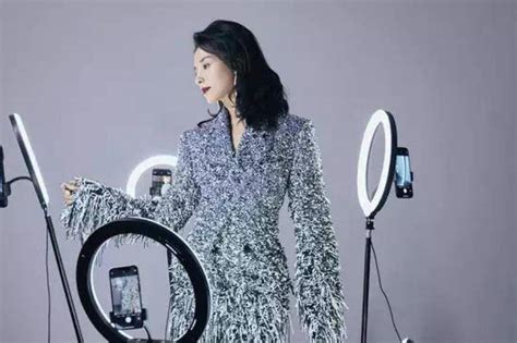 董洁最新时尚写真曝光，黑色连衣裙搭配银色亮片裙，展现性感自信的魅力！气质风衣