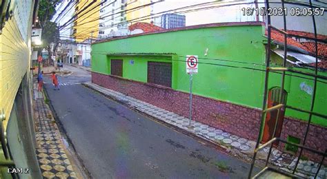 V Deo Homem Espanca Mulher Socos Chutes E Pedra No Meio Da Rua