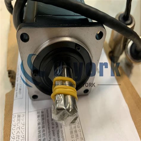 Omron AC Servo Motor R7M A20030 S1 D