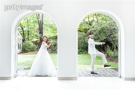 신랑 신부 결혼식역할 결혼 사건 웨딩드레스 드레스 미소 정원 걷기 물리적활동 이미지