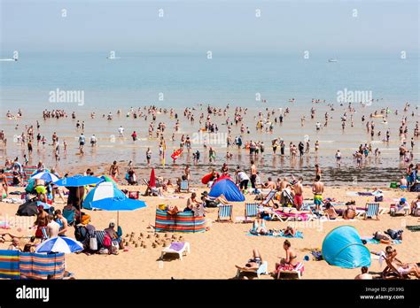 Leute am Strand bei heißem Wetter in Broadstairs Badeort