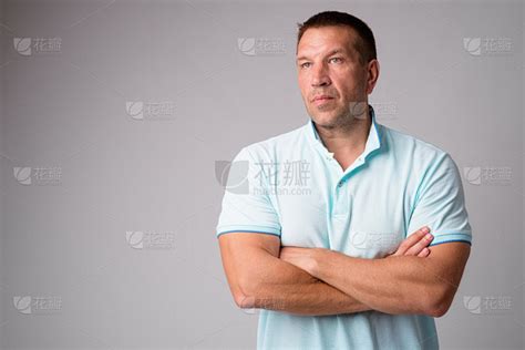 大男子主义成熟男子的肖像双臂交叉思考