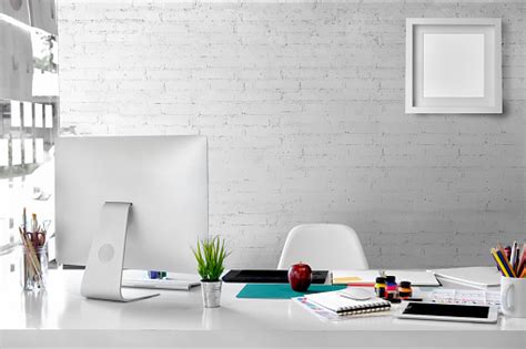 데스크톱 컴퓨터 사무 용품 Houseplant과 책을 집에서 또는 스튜디오와 세련 된 작업 영역 빈 화면 그래픽에 대 한 몽타주를 표시 합니다 일함에 대한 스톡 사진 및