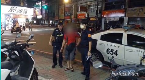 不滿被按喇叭2機車男持安全帽當街對打│堅持互告中和警依法送辦 蕃新聞