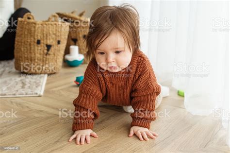 유아 아이가 방 바닥에서 장난감을 가지고 놀고 있다 어린 시절 유치원 및 발달 개념 가정의 방에 대한 스톡 사진 및 기타 이미지