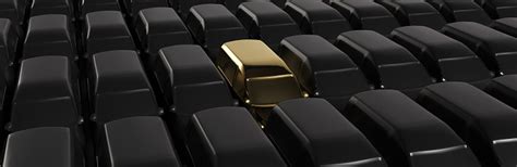 서있는 자동차가있는 어두운 좁은 배경 자동차 중 하나가 강조 표시됩니다 생태학과 다른 사람들로부터 눈에 띄는 특이한 자동차를