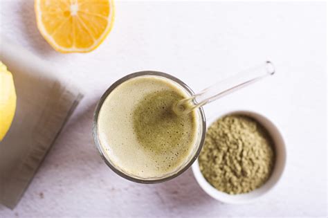 상쾌한 말차를 마시고 잔에 빨대가 있는 테이블 위에 올려놓은 모습 0명에 대한 스톡 사진 및 기타 이미지 0명 가루로 빻은 감귤류 과일 Istock