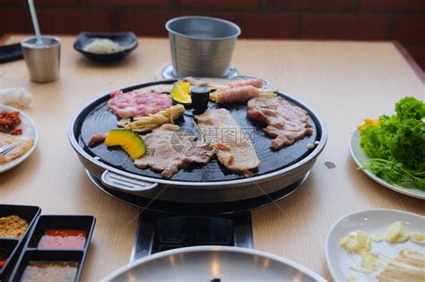 朝鲜式食品在木板上高清图片下载 正版图片503135935 摄图网