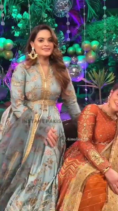 ایمن خان منال خان ایک جیسے لباس کی اپ لوگوں کو کون زیادہ خوبصورت لگتا ہے ایمن منال کمنٹ میں