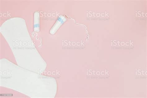 여성 친밀 한 위생 제품분홍색 배경에 생리대 패드와 탐폰 복사 공간 생리 기간 개념입니다 평면도 평 신도 복사 공간 체내형